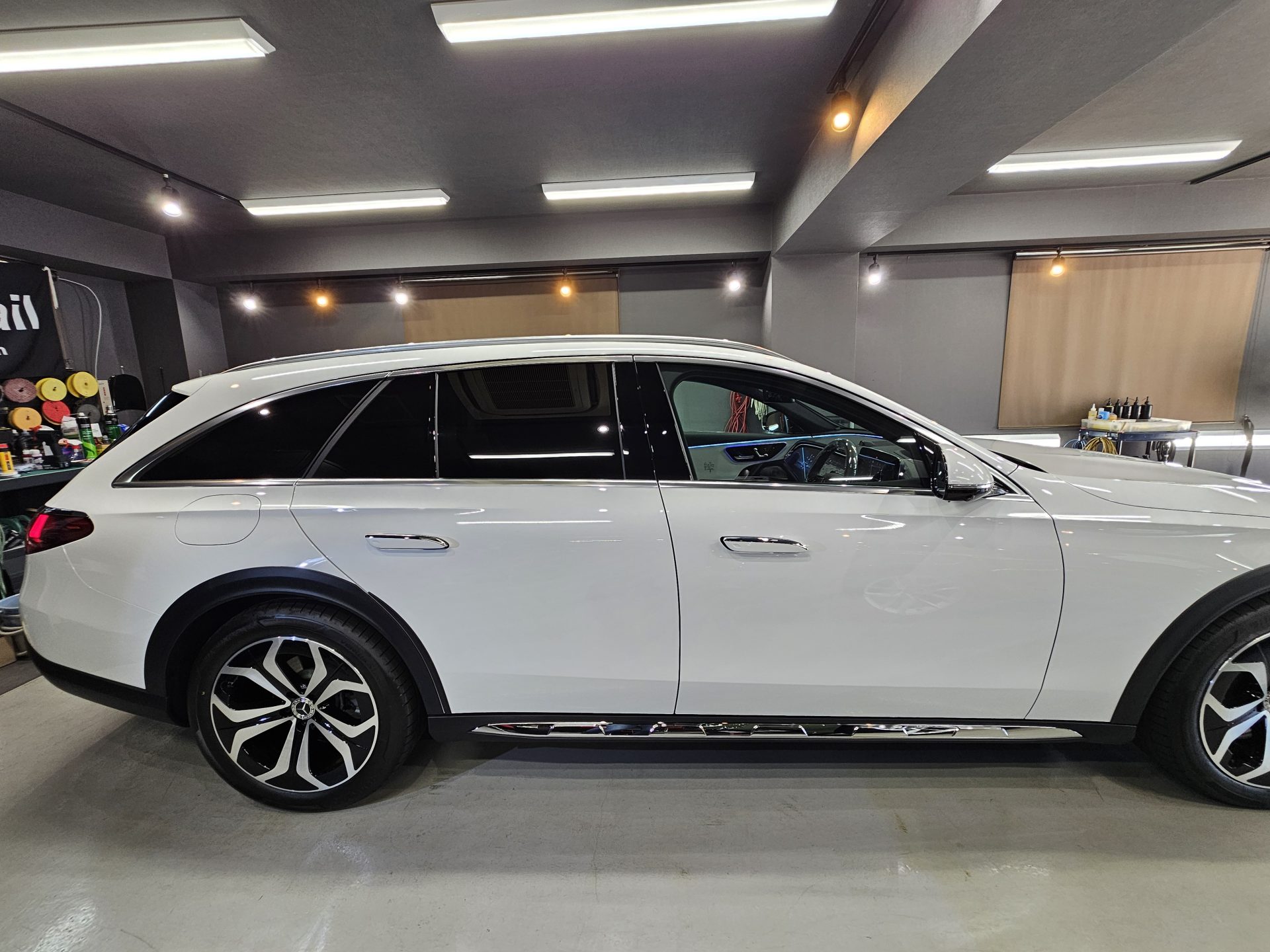 新型メルセデスベンツE200オールテレイン(S214)メッキパーツブラックアウトラッピング・レザーシートコーティング 東京都中央区 – 4C ...